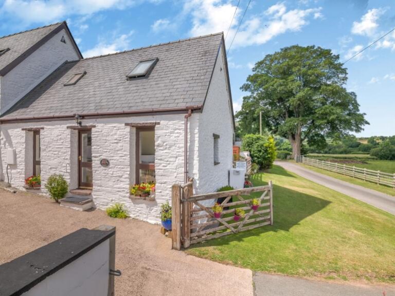 ANN’S BARN – Wern y Marchog ~ Ann's Barn & Bungalow